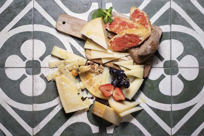 Do you know the real gastronomic meaning of "Tapas"| El Colmado